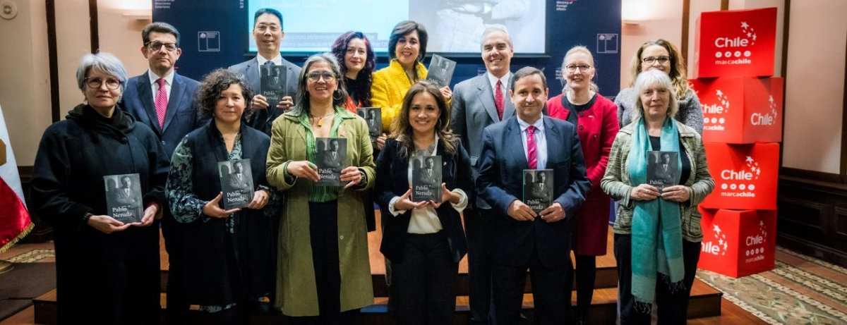 Cancillería presenta edición conmemorativa de Crepusculario de Pablo ...